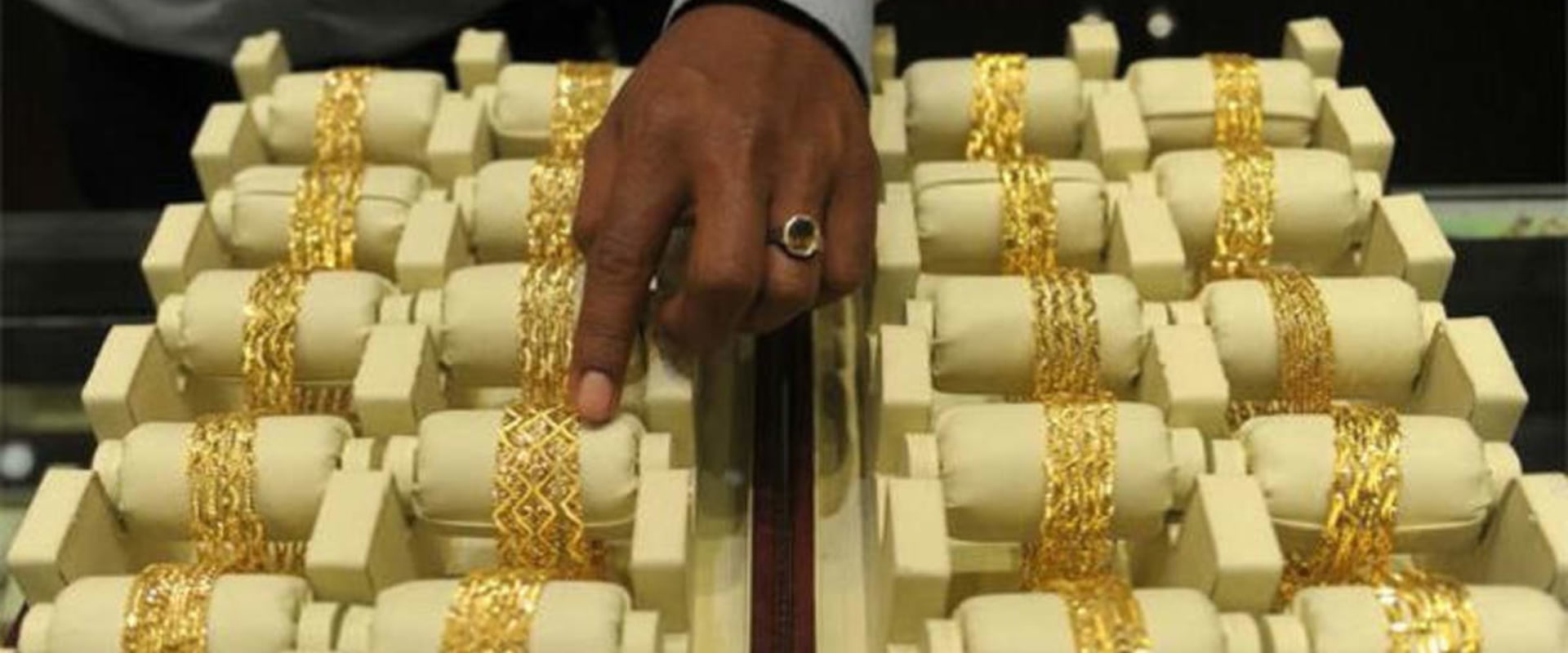 What are the main factors influencing the price of gold?